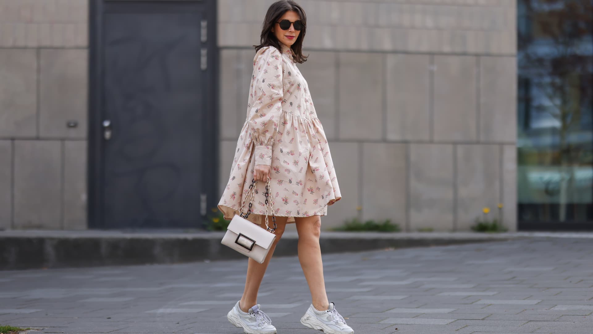 Elegante Sneaker Zum Kleid