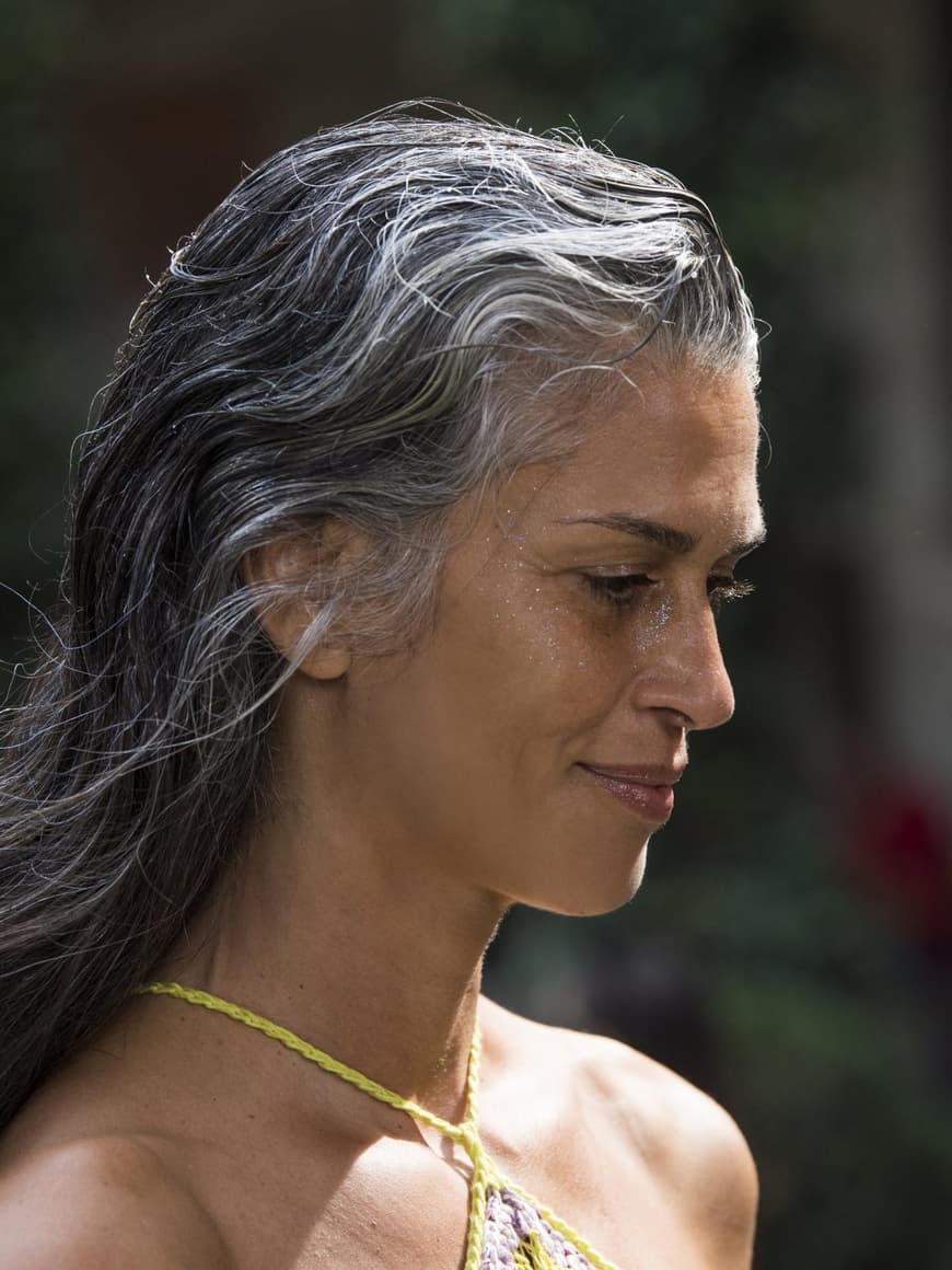 Graue Haare: Grey Blending bringt die Strähnen wieder zum Strahlen