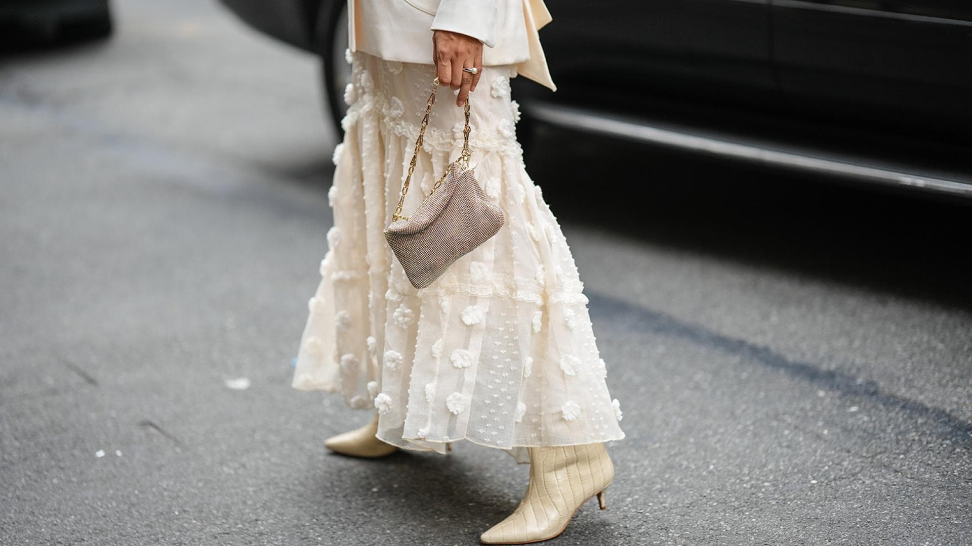 Der elegante Rock von & Other Stories ist perfekt für Frauen ab 50 im Sommer