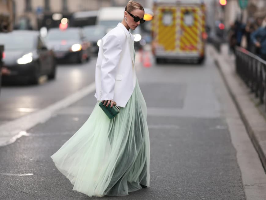 Kleid mit Blazer kombinieren: So gelingt ein stylisher Look