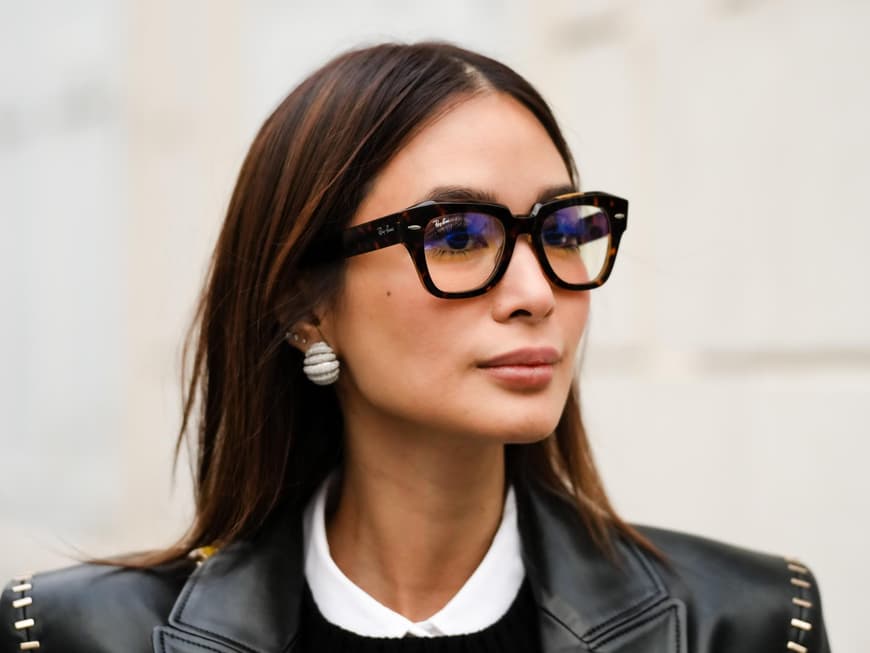 4 angesagte Frisuren, die perfekt zum Look mit Brille passen