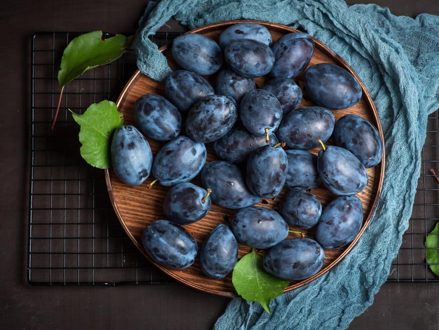 Mit diesem Rezept gelingt dir der leckereste Pflaumen-Crumble, den du ...